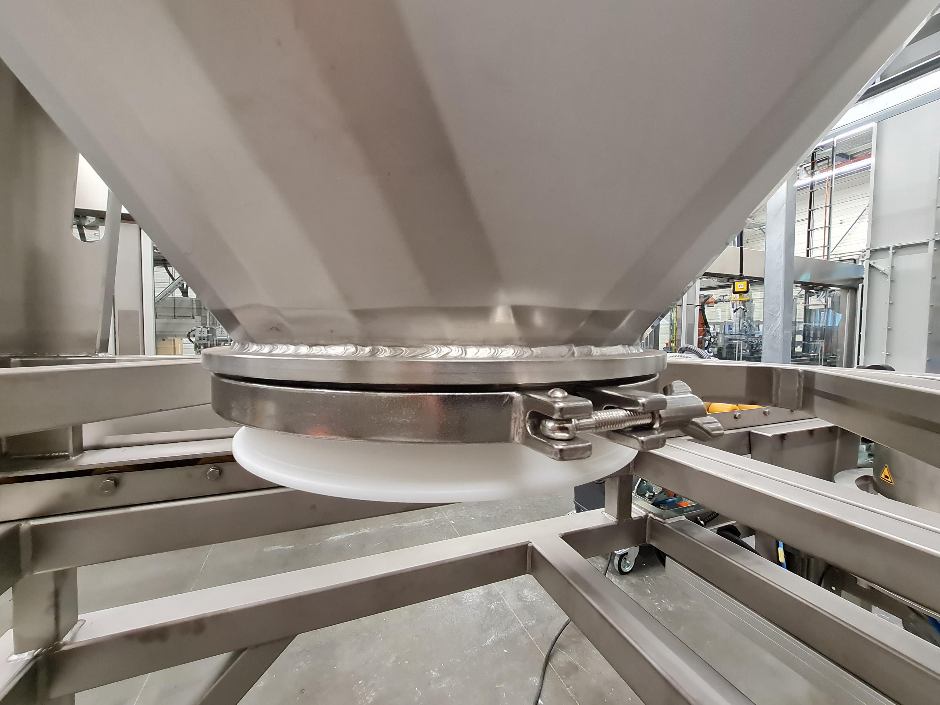 IBC containers for contained powder transfer of even partial charges