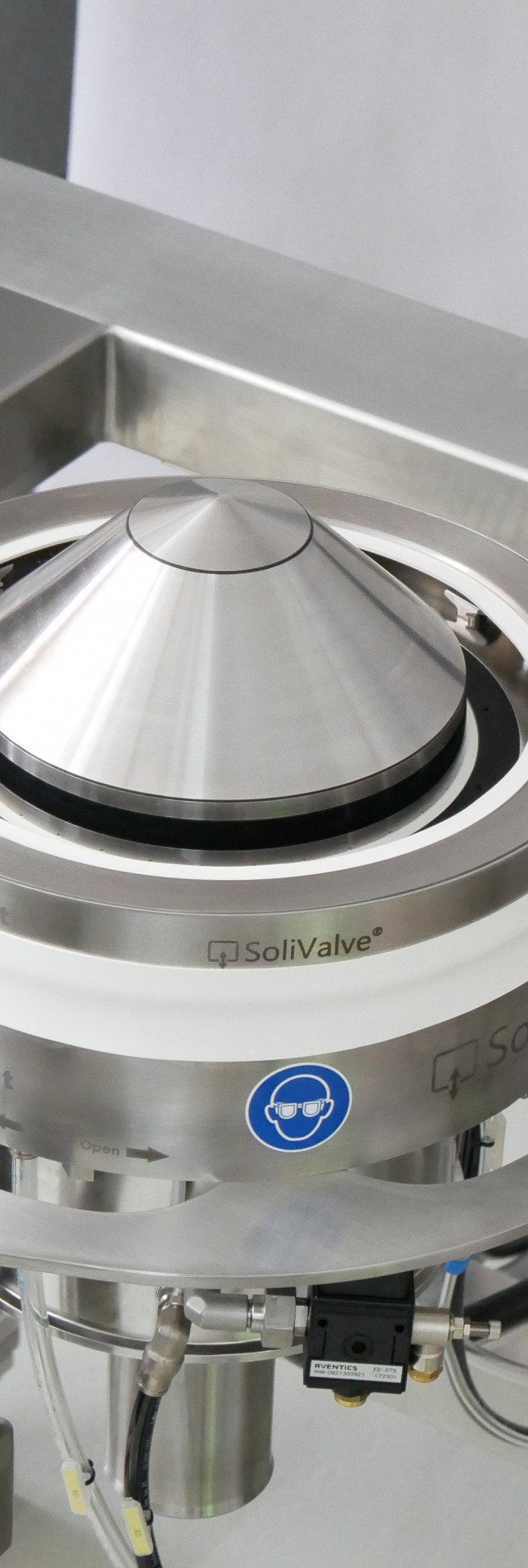 Cone Valve technology for contained powder transfer from IBC and FIBC