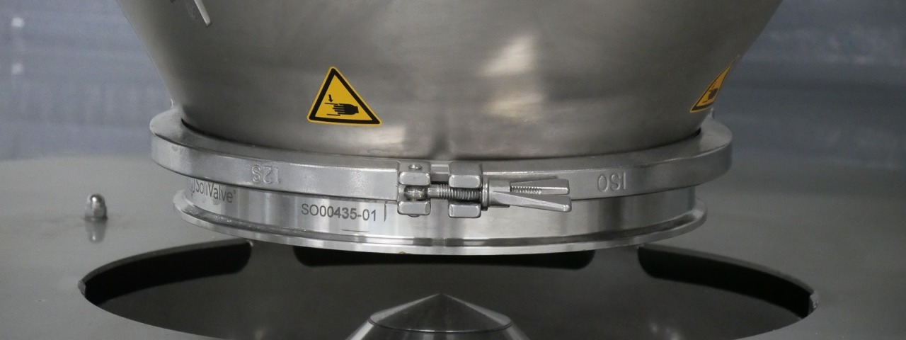 Dust-tight powder transfer for rigid and flexible IBC